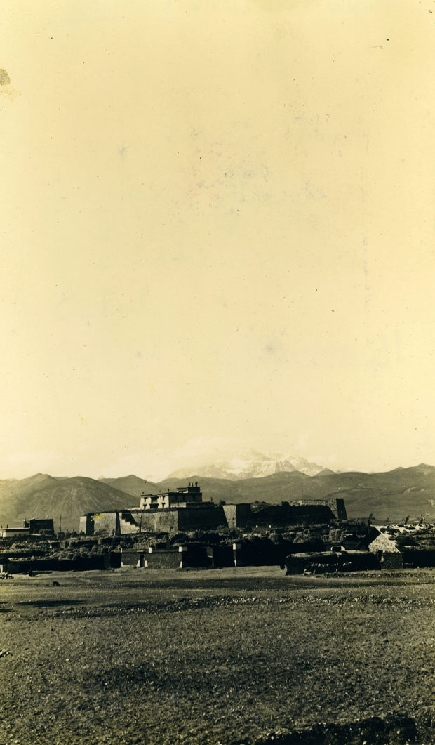 [Photo.86/2(006)] Phari Dzong with snow on the mountains behind, 14 ...