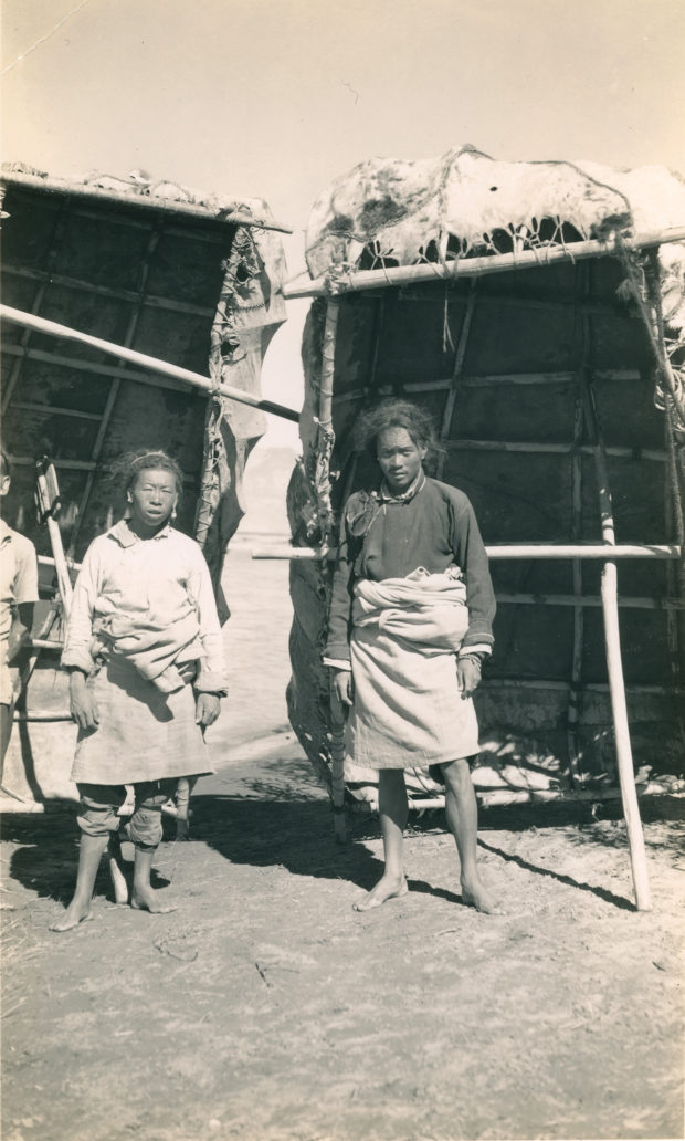 [Photo.86/2(017)] Men with their coracles on the Ralung Chu river ...